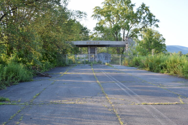 Ghosts of the Borscht Belt – The ruins of the Nevele Grand Hotel and ...